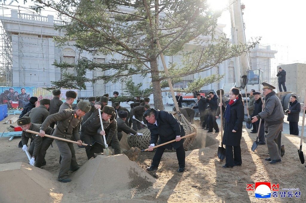 FOTO/VIDEO Na koga vas ovo podsjeća? Kim Jong Un za volanom viljuškara ...