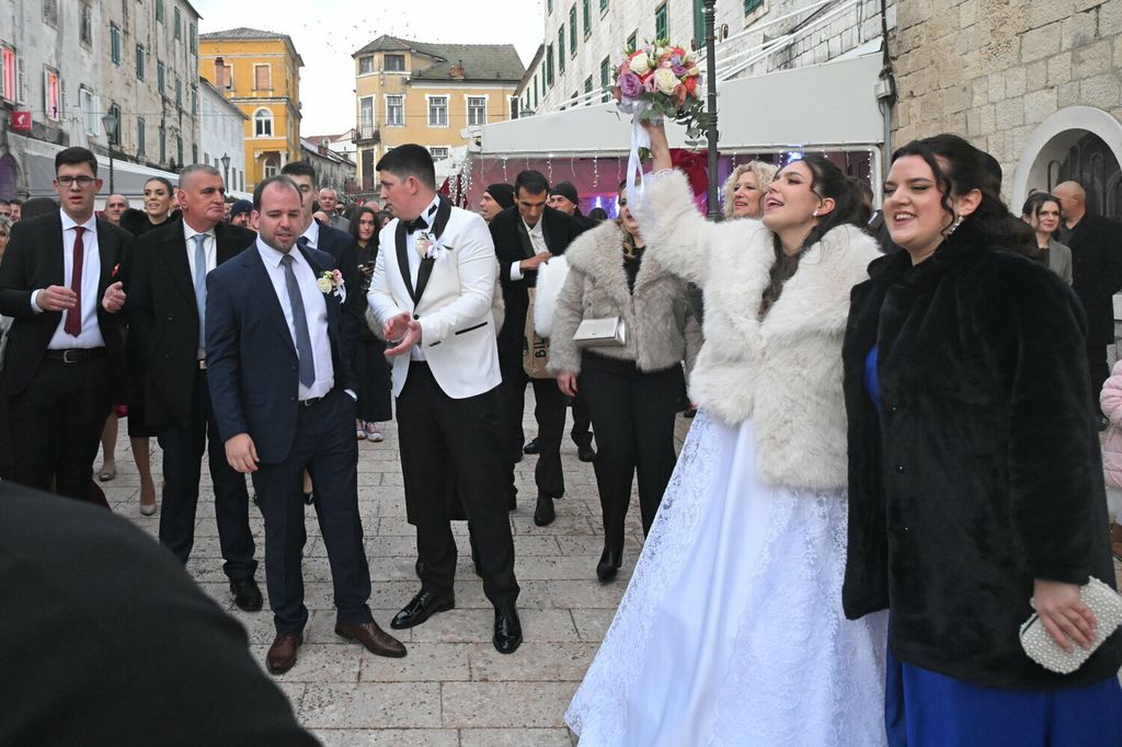 Bulj zaplesao u sinovim svatovima: ''Kad ženiš najstarijeg sina, a imaš ...