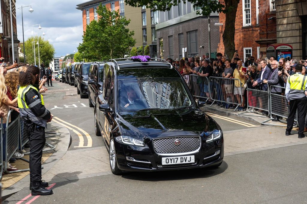 Tisuće se u suzama oprostile od legendarnog rokera: Neutješna udovica slomila se na ispraćaju