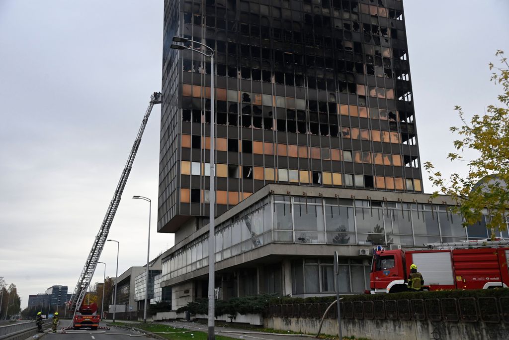 FOTO Vjesnikov neboder i dalje gori, vatrogasci dignuli dron: "Ne smijemo unutra"