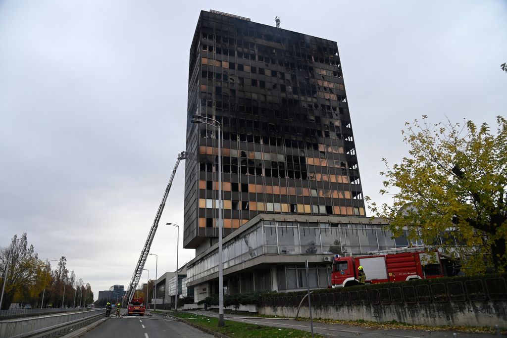 FOTO Vjesnikov neboder i dalje gori, vatrogasci dignuli dron: "Ne smijemo unutra"