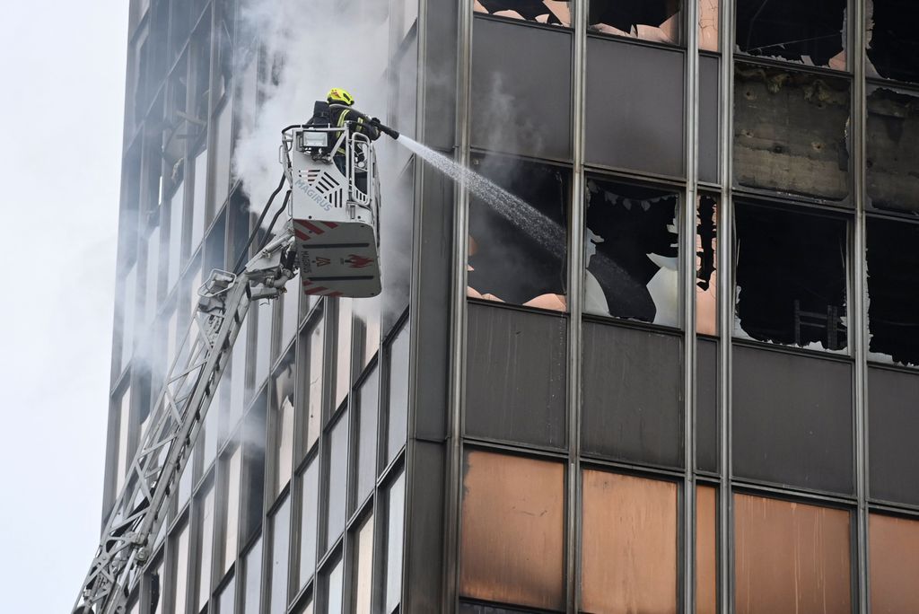 FOTO Vjesnikov neboder i dalje gori, vatrogasci dignuli dron: "Ne smijemo unutra"