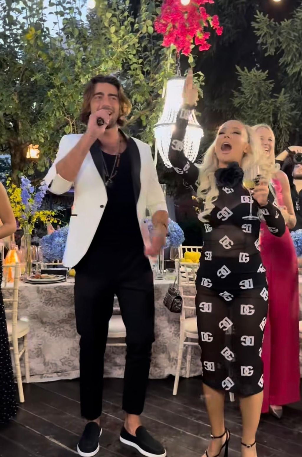 Nisu se uspjeli potpuno sakriti! Šime ukrao Maji poljubac na rođendanskoj fešti