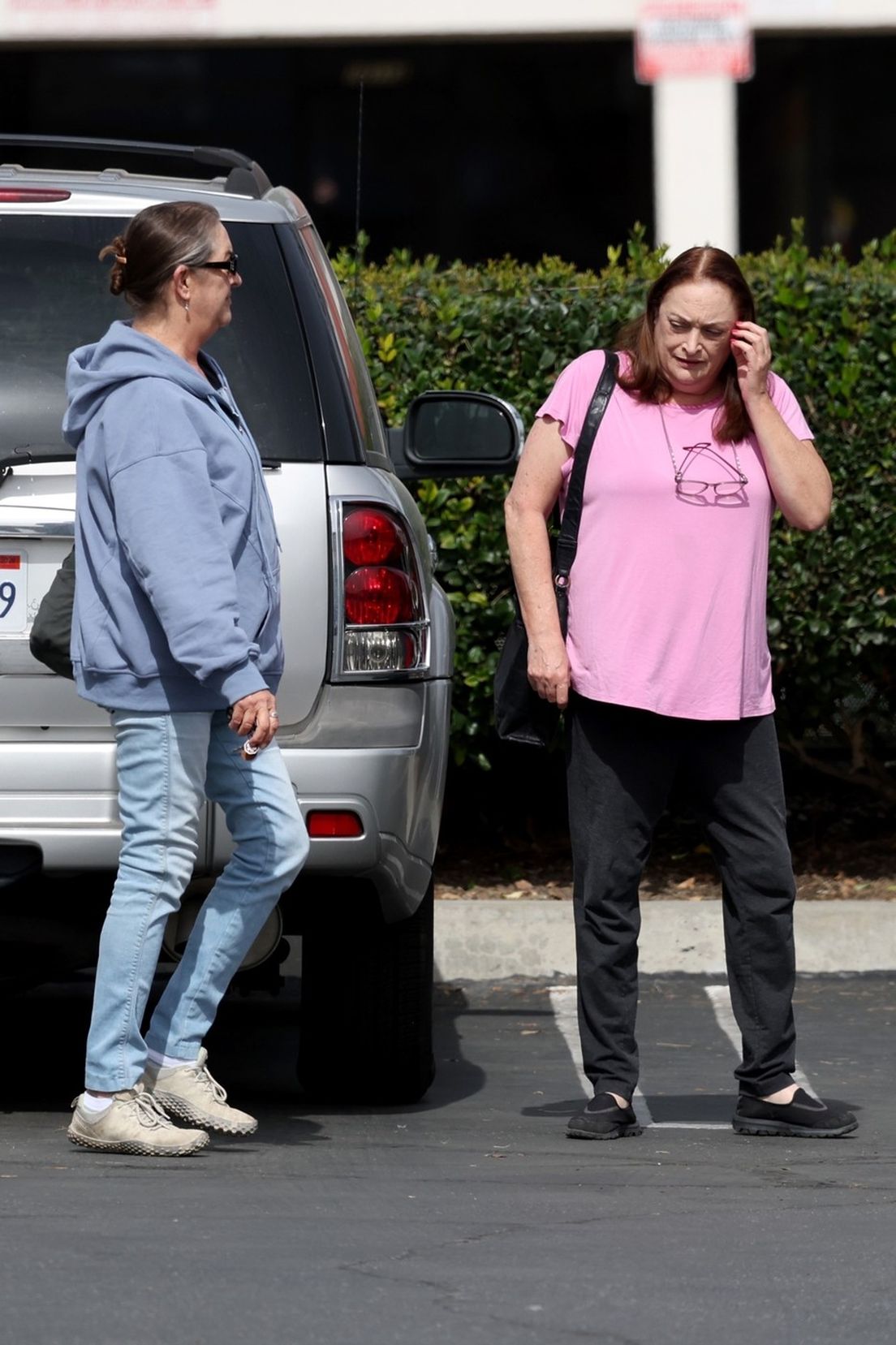 Kćeri glumca koji je iznenada preminuo snimljene u restoranu dan nakon ...