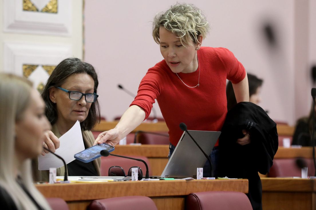 Supruga Mile Kekina iznenadila odjevnom kombinacijom kakva se u Saboru ne viđa često!