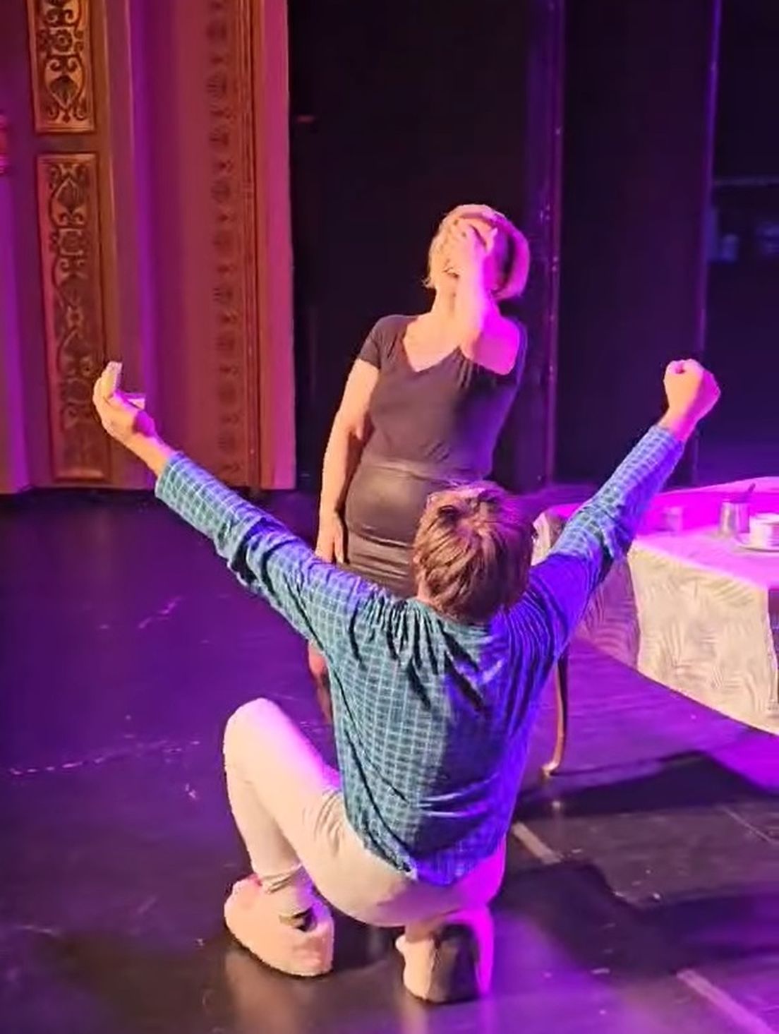 Naš glumac nakon predstave u Varaždinu zaprosio kolegicu, kleknuo je pred nju na bini pred publikom!