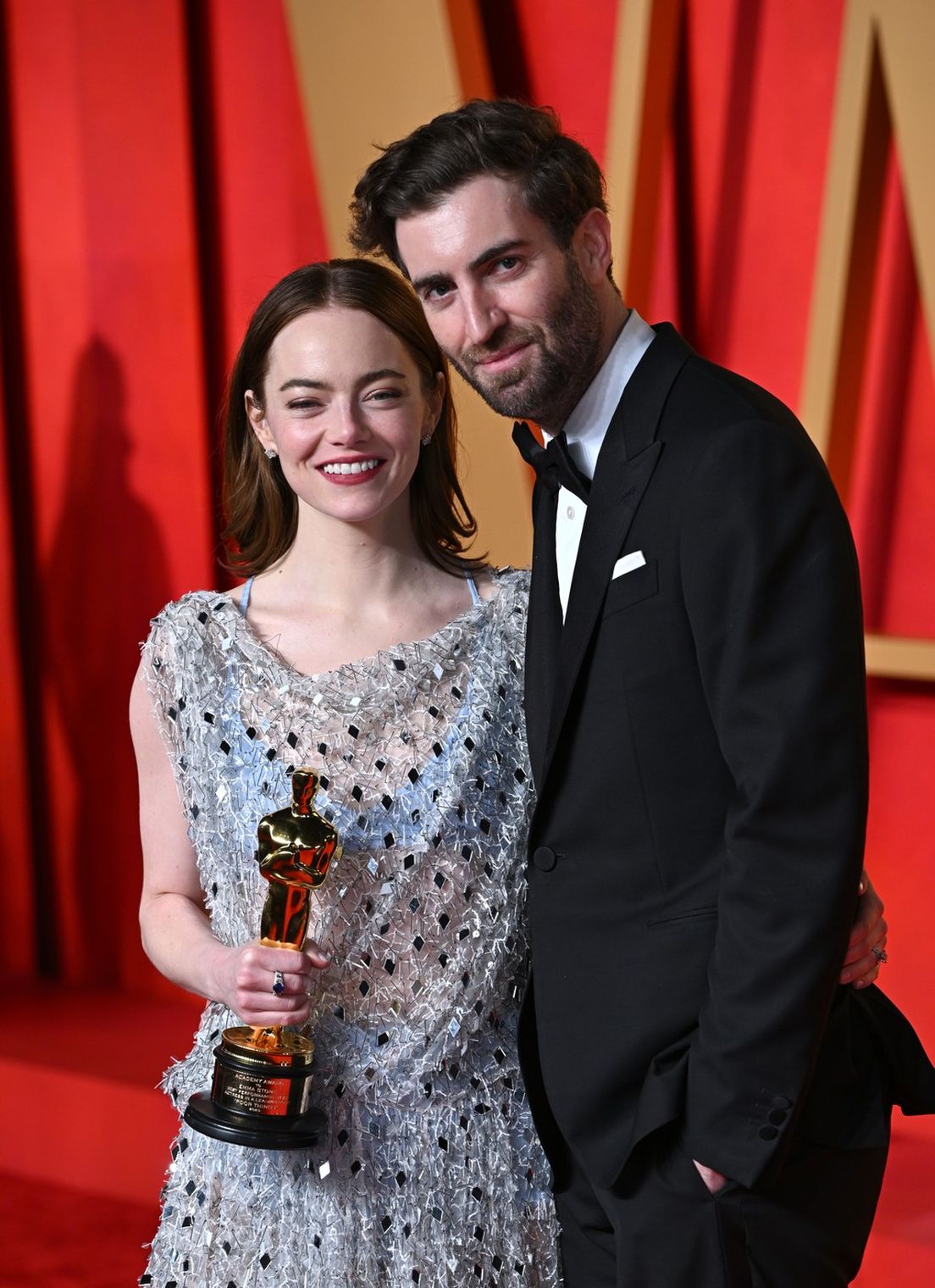 Neočekivano! Glumica pred svima poljubila 34 godine starijeg kolegu