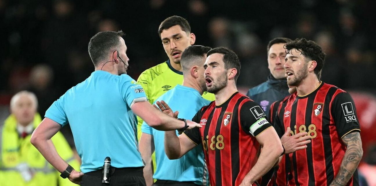 VIDEO Buran kraj u Premier ligi! Igrači okružili suca, navijači bjesne ...