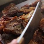 Vječno pitanje svih pravih roštiljanja: Kako staviti janjca na ražanj ...