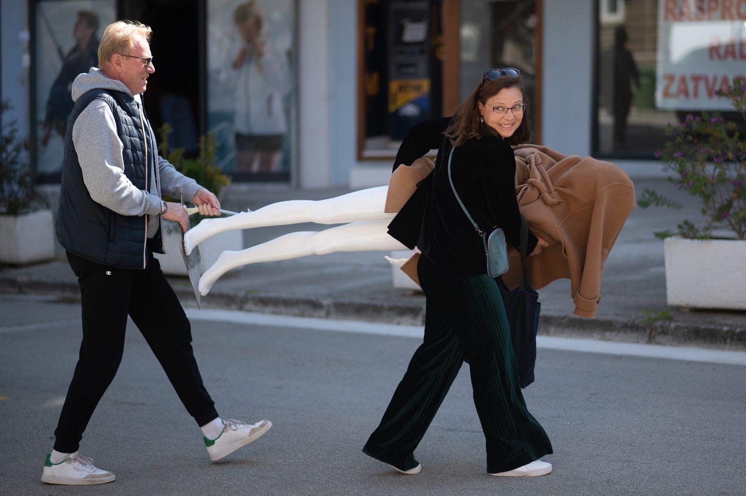 FOTO Svećeniku smetala gola lutka pa je pozvao policiju: "Uhitili su ...