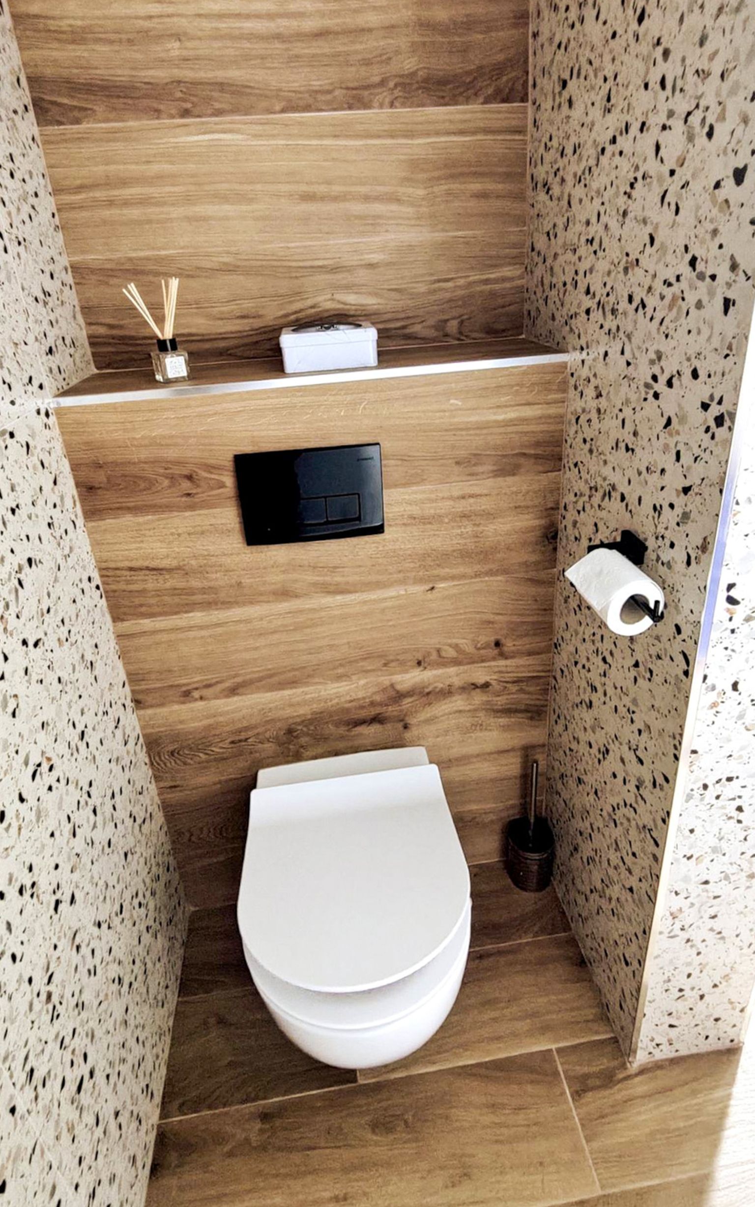 Kupaonica Gabrijele iz Siska s terrazzo pločicama i crnim radijatorom ...