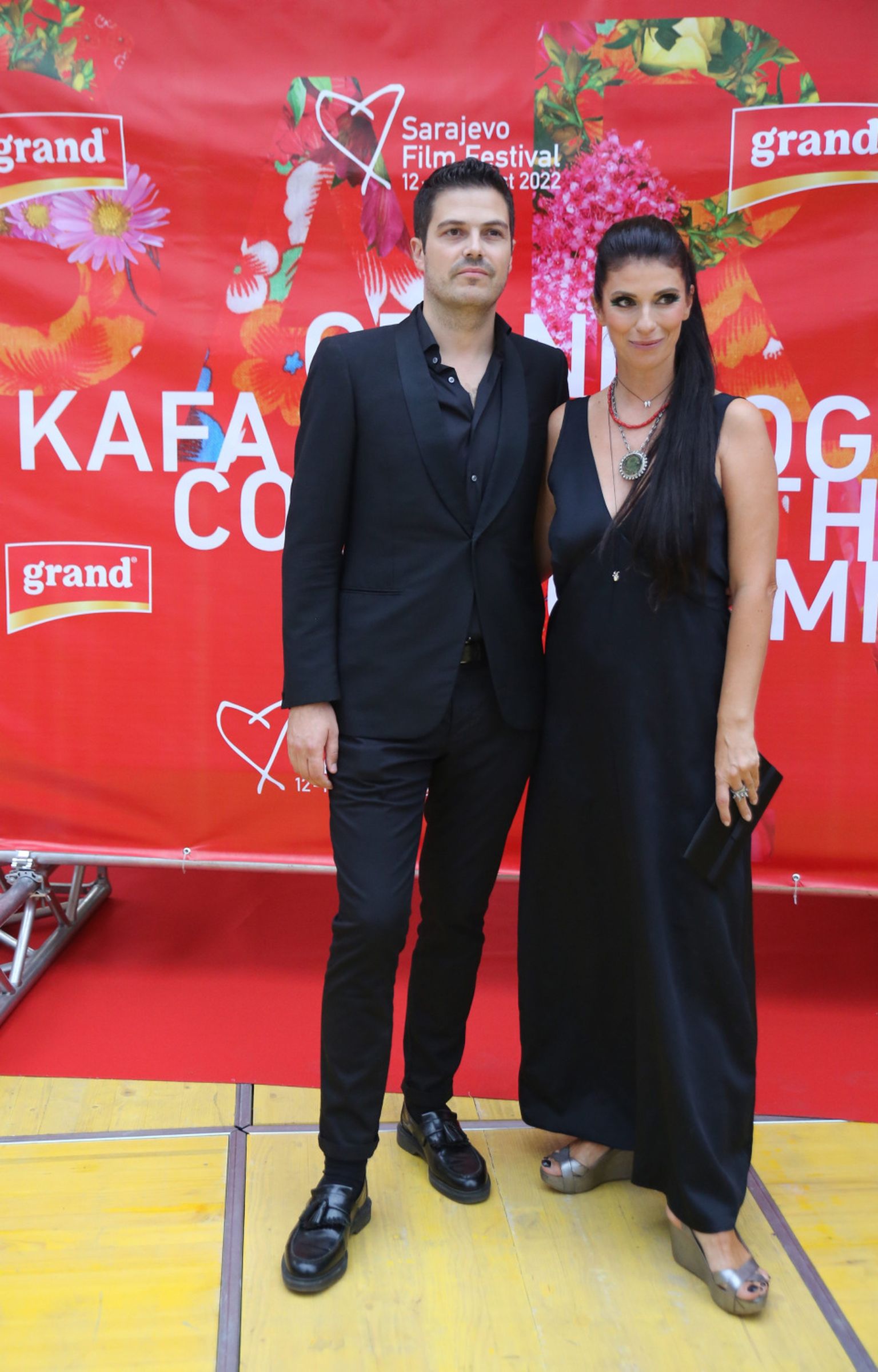 Pogledajte tko je žena u bijelom o kojoj svi pričaju, njen mlađi suprug ...