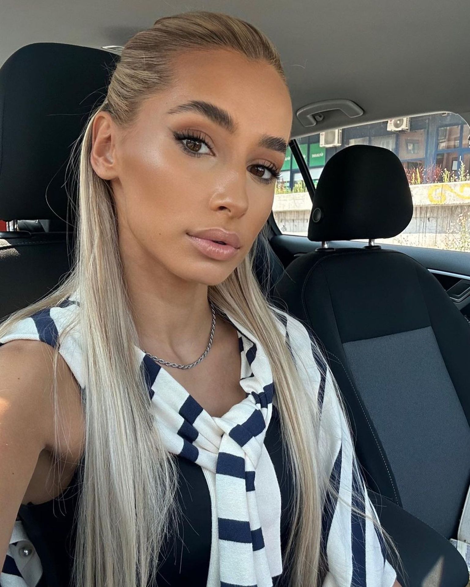 Ova prelijepa plavuša bila je pravi mamac za poglede u tijesnom ...