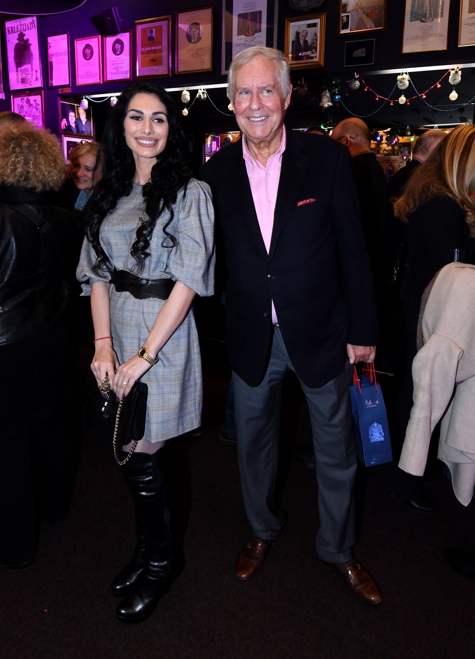 Radeljak u društvu zanosne crnke stigao na dodjelu: "Ovdje sam upoznao Enu"