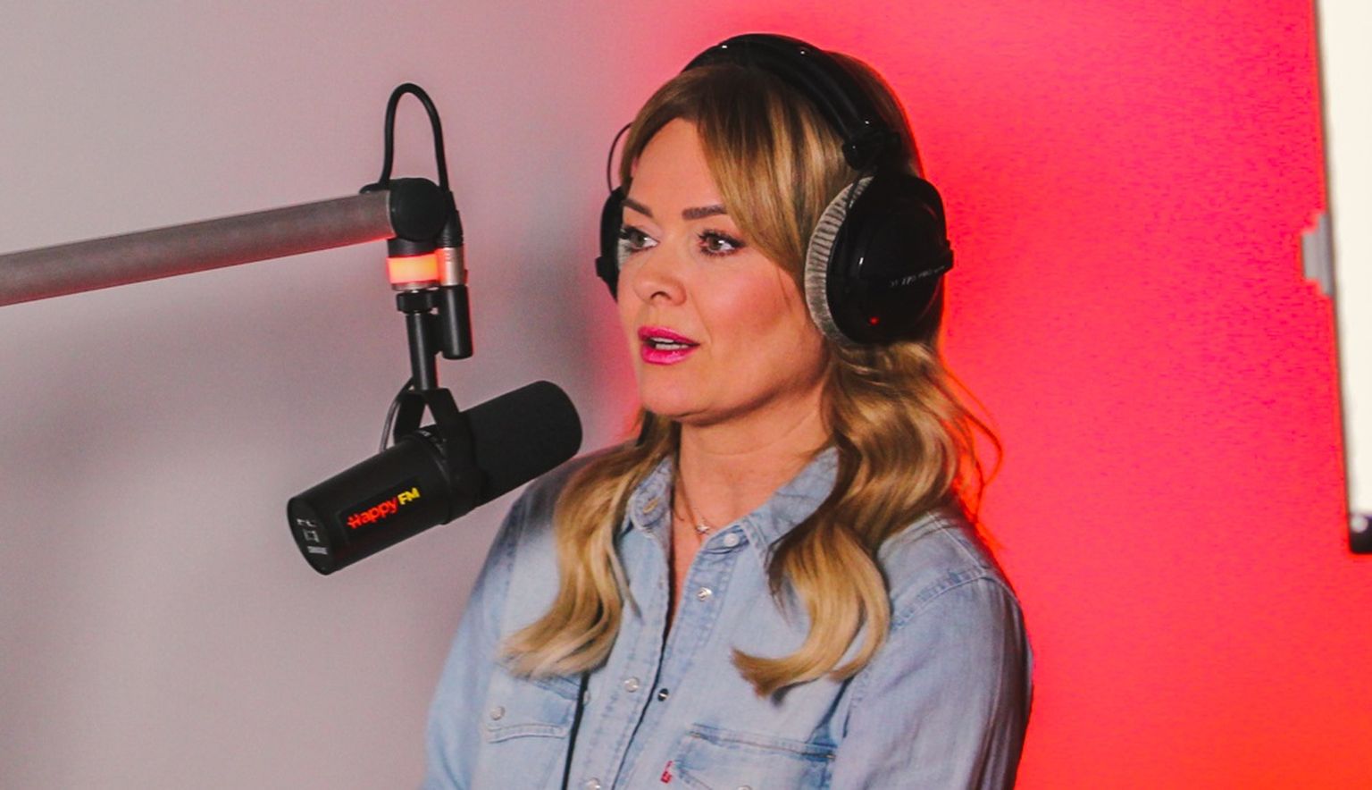 Minea sve zgodnija i zgodnija: Pokazala je noge u haljini sa seksi ...