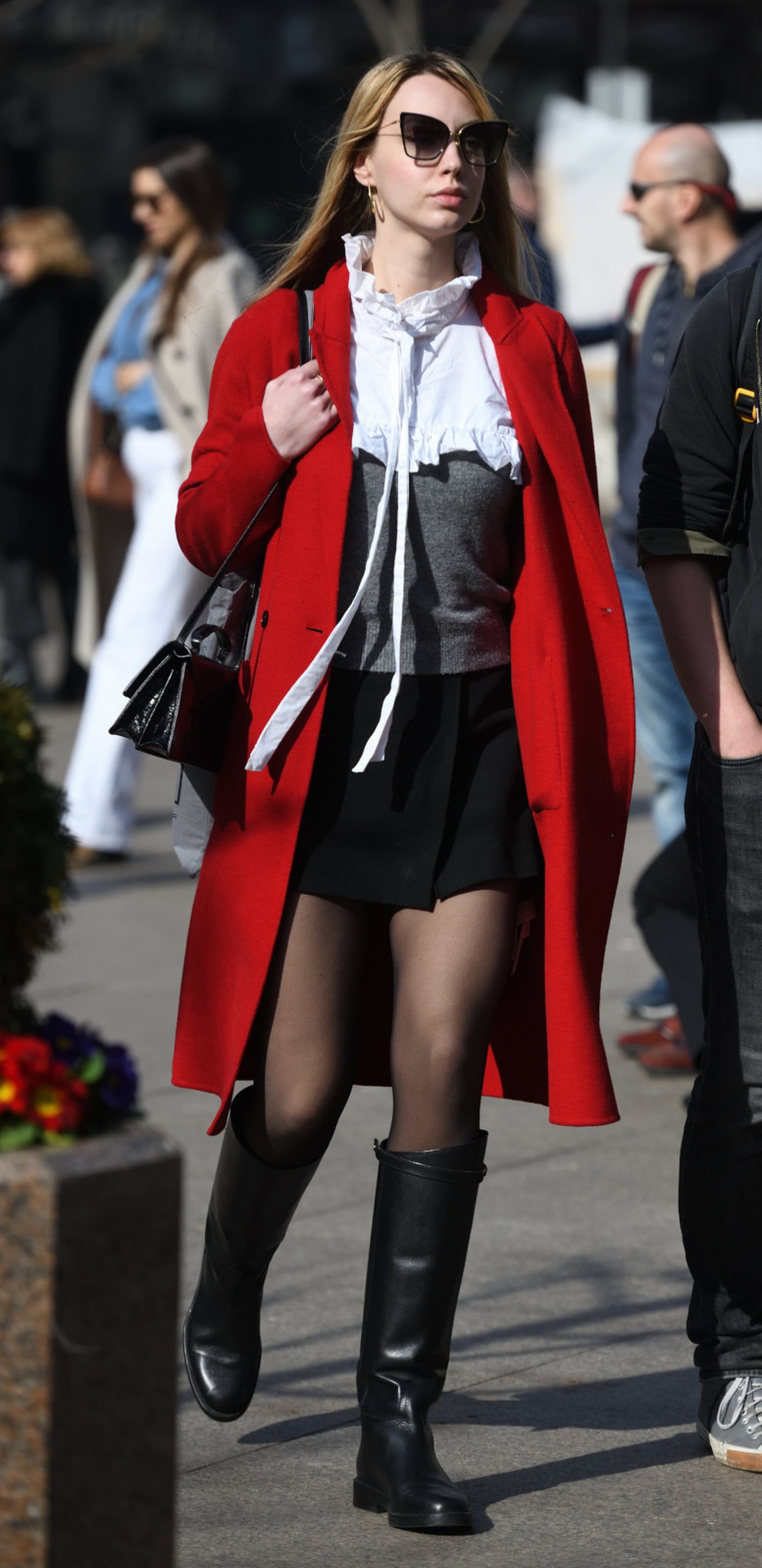 Kožnati šorc otkrio je njene tetovaže na bedrima dok je s partnerom ...