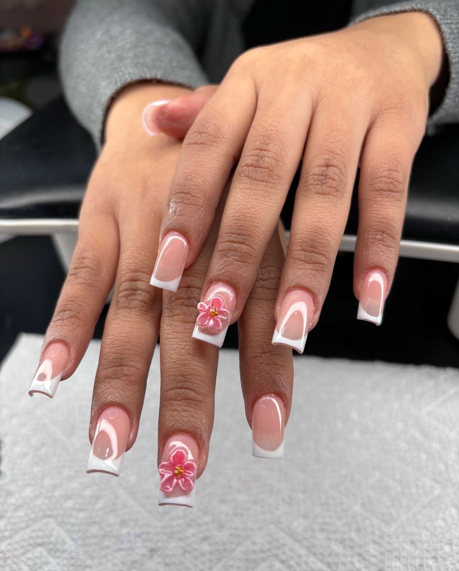 Volimo francusku manikuru, a ova varijanta ide korak više i izgleda ...