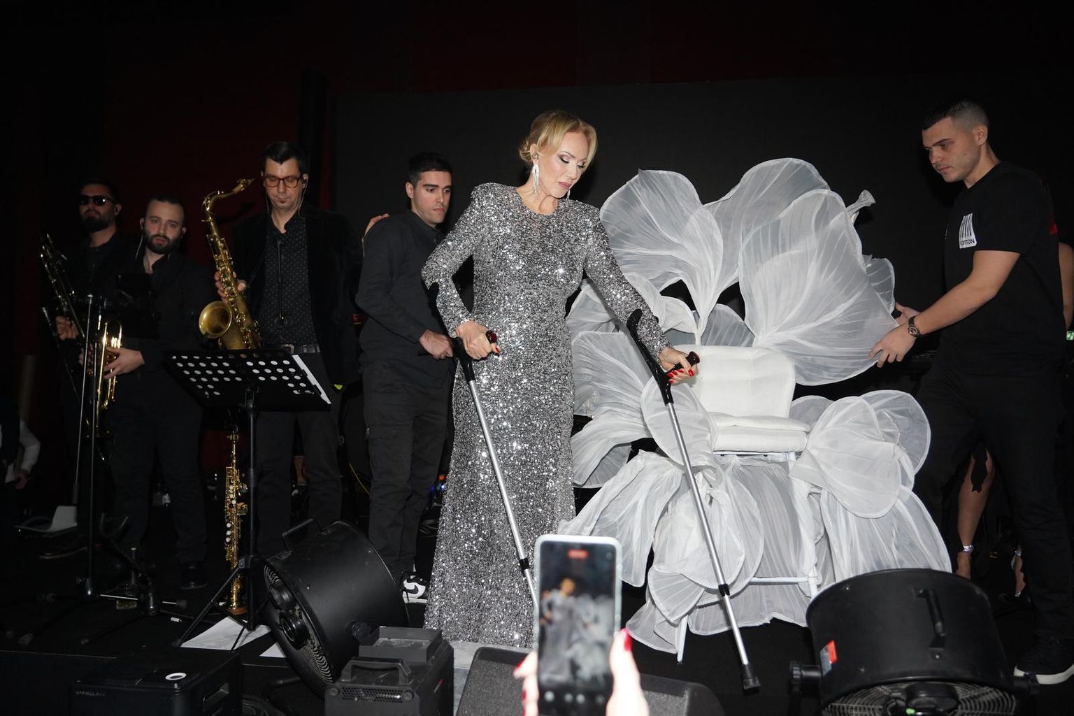 Lepa Brena nakon egzotičnog putovanja snimljena u kolicima, suprug se nije odvajao od nje