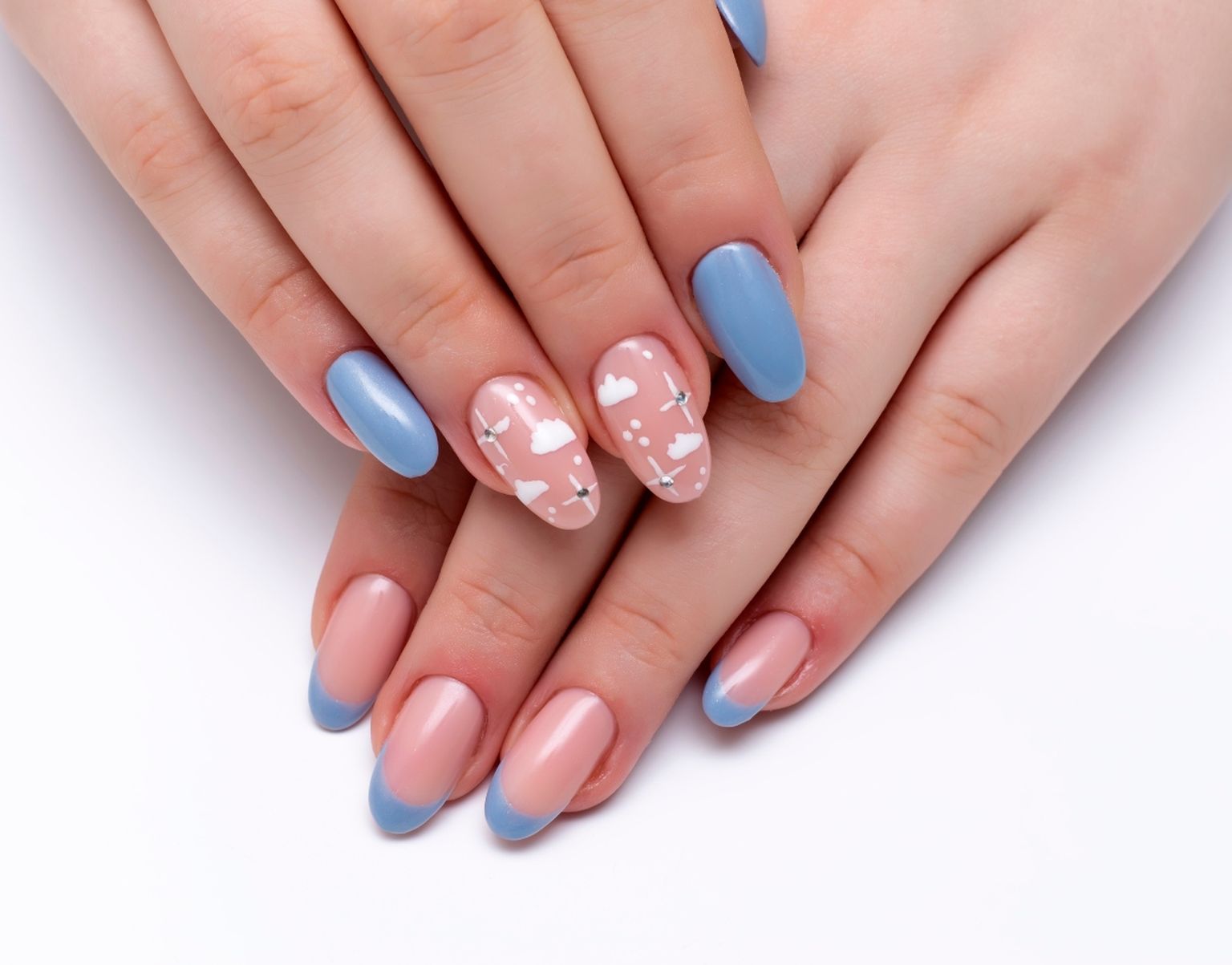 Razigrano, a za sve stilove: Oblaci na noktima (ne)očekivan su trend