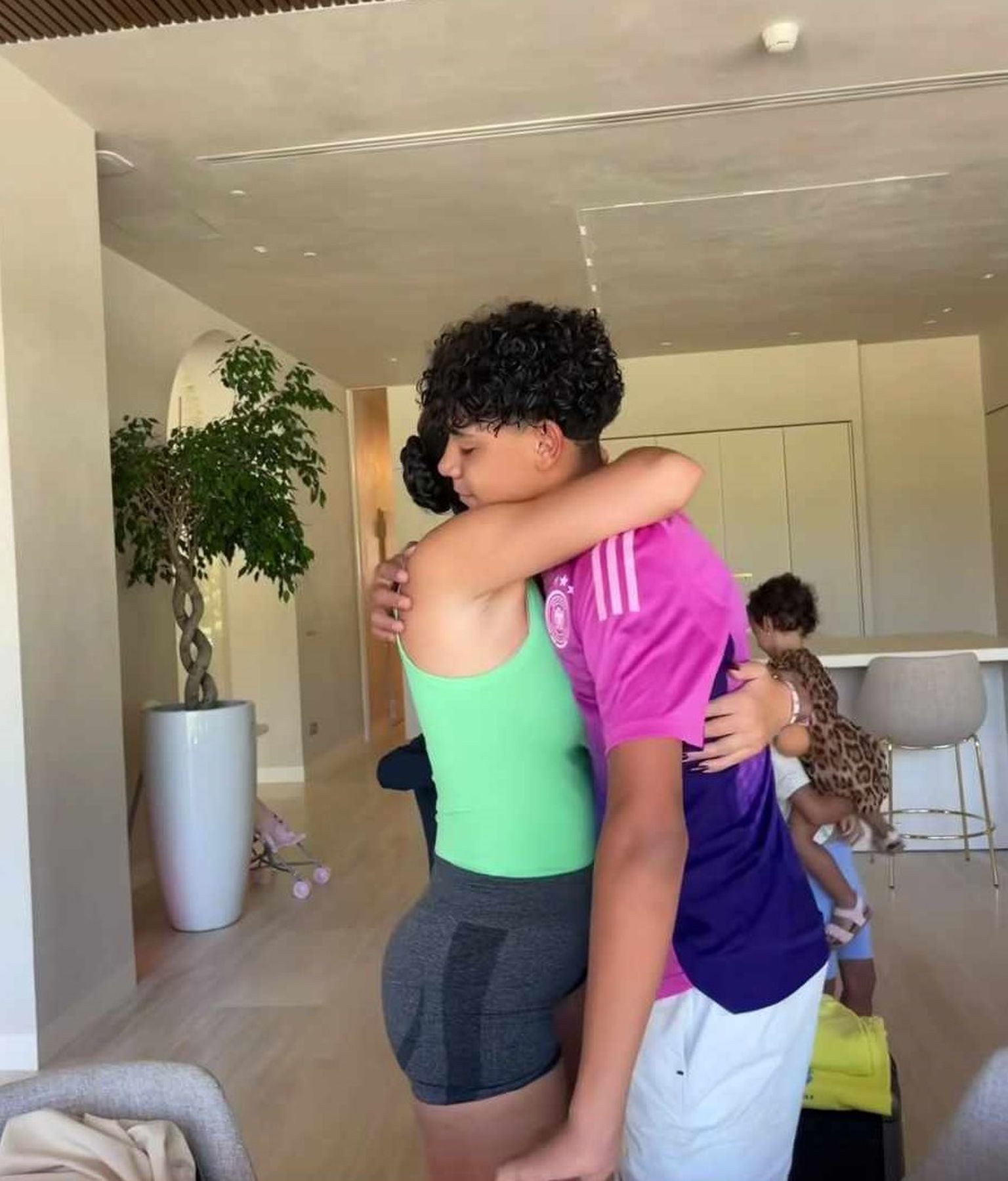 Što to Ronaldo i njegova Georgina rade u sauni? "Najčudniji video koji ...