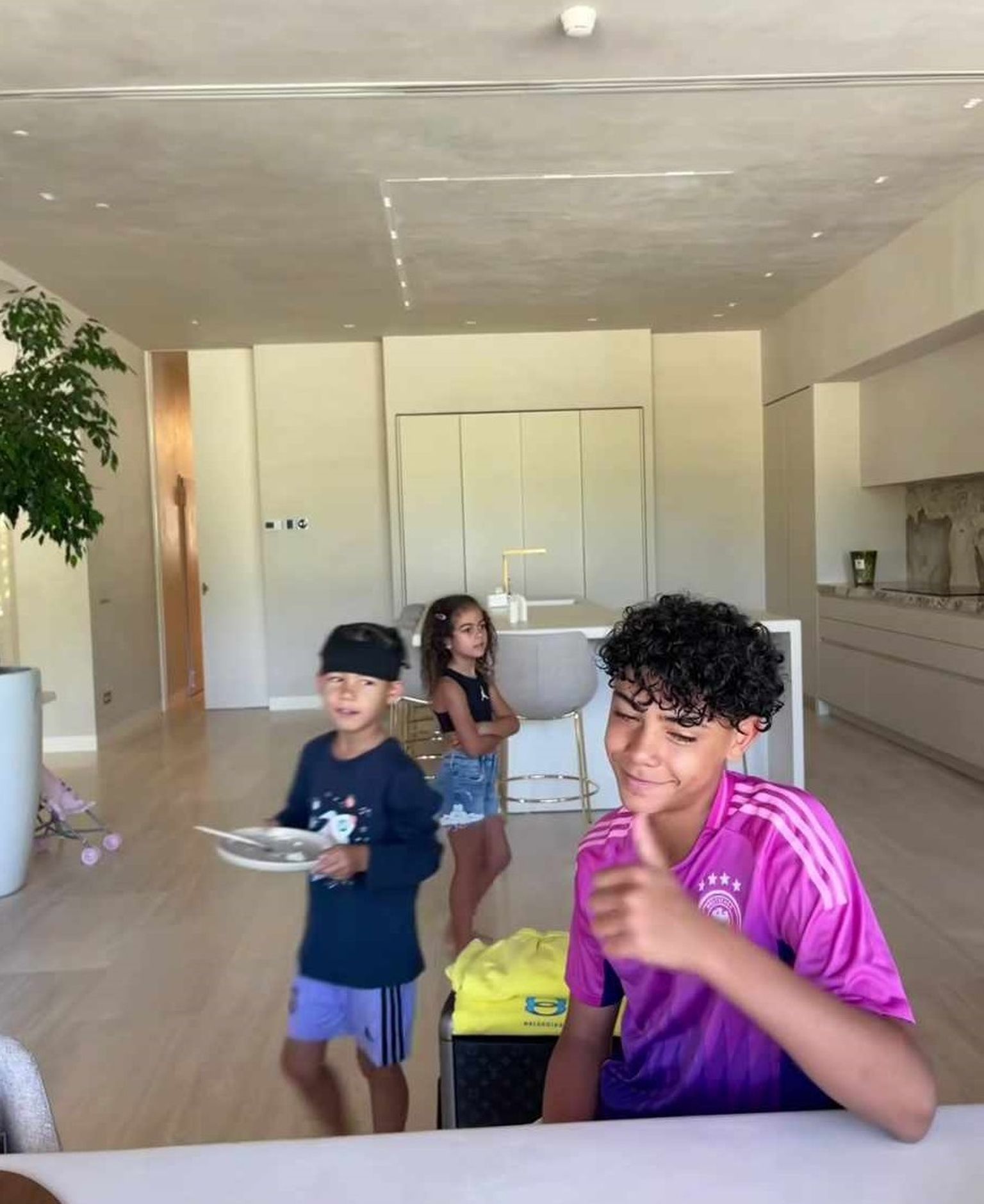 Svi komentiraju Georginin rođendanski poklon Ronaldovom sinu: "Što će ...