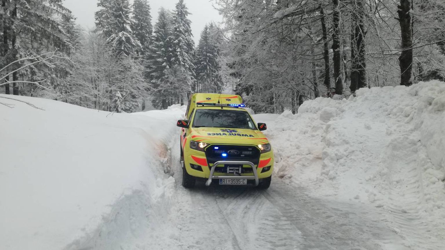 Delnice: S krova u Domu za stare i nemoćne počeli padati snijeg i led ...