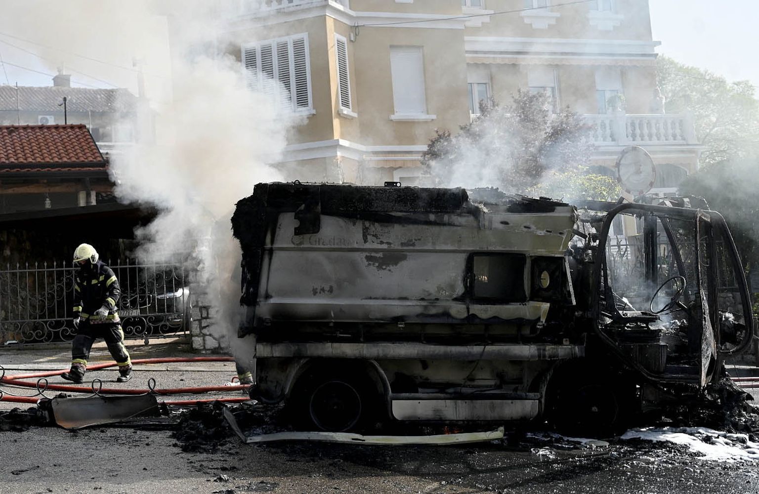 VIDEO Zapalio se kamion Čistoće, vatra se proširila na parkirane automobile: Šteta je više ...