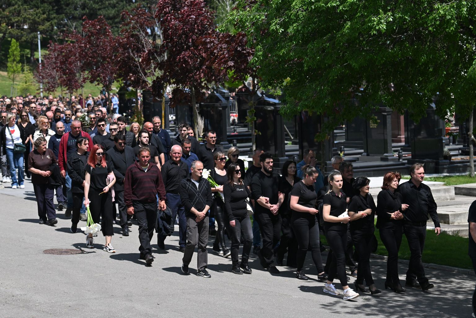 VELIKA GALERIJA Tuga na beogradskim grobljima: Pokopana djeca i zaštitar, tisuće ljudi u suzama
