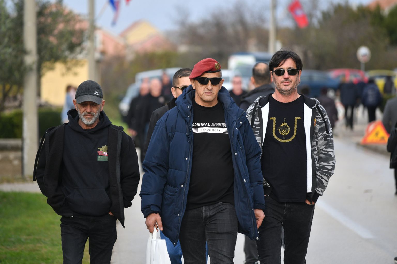 FOTO Pogledajte dolazak Skeje i HOS-ovaca u Škabrnju: Razvili zastavu s ...