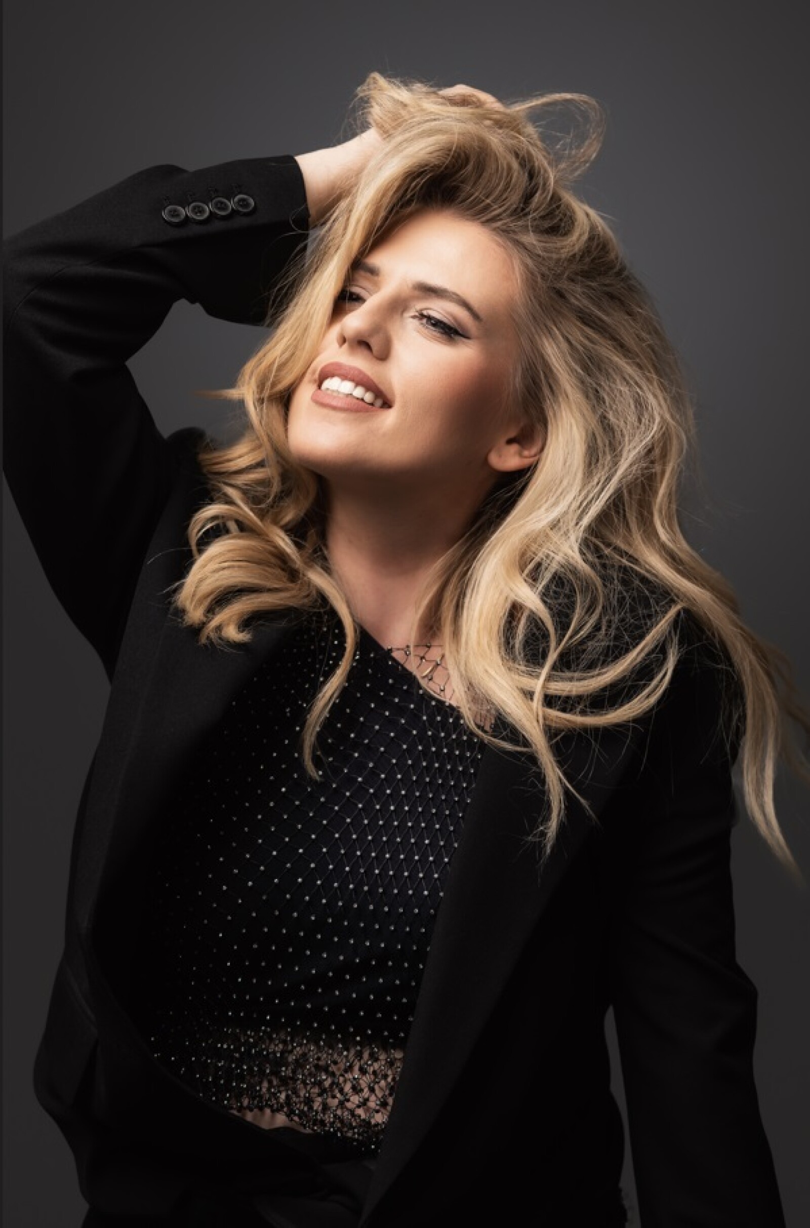 Eni Jurišić na maštovit je način sakrila već poveći trudnički trbuh, no ...