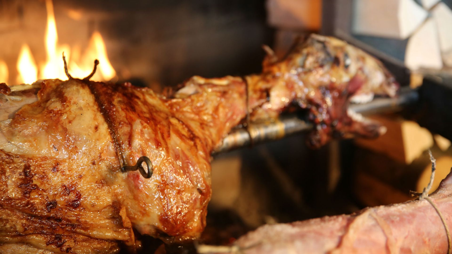 Vječno pitanje svih pravih roštiljanja: Kako staviti janjca na ražanj?