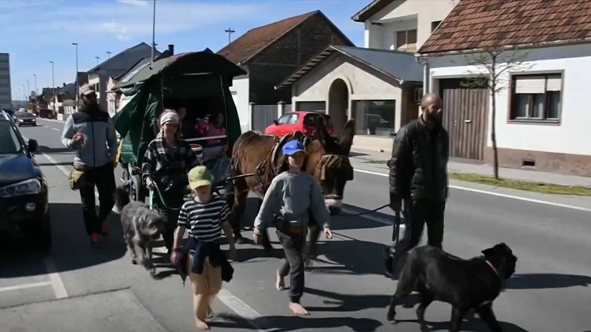 Šesteročlana obitelj već dvije godine pješači do Palestine, zemlje ...