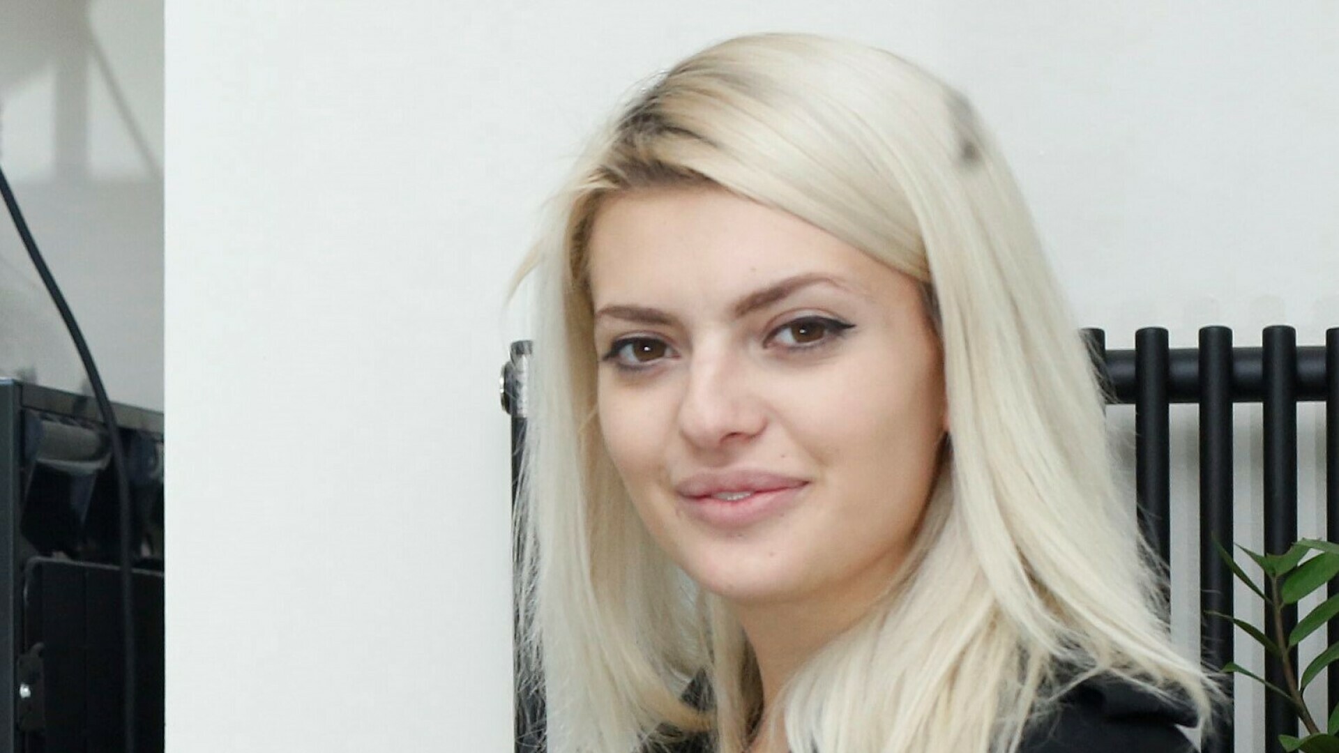 Ella Dvornik-Pearce u hulahopkama s uzorkom uz koji noge izgledaju baš ...