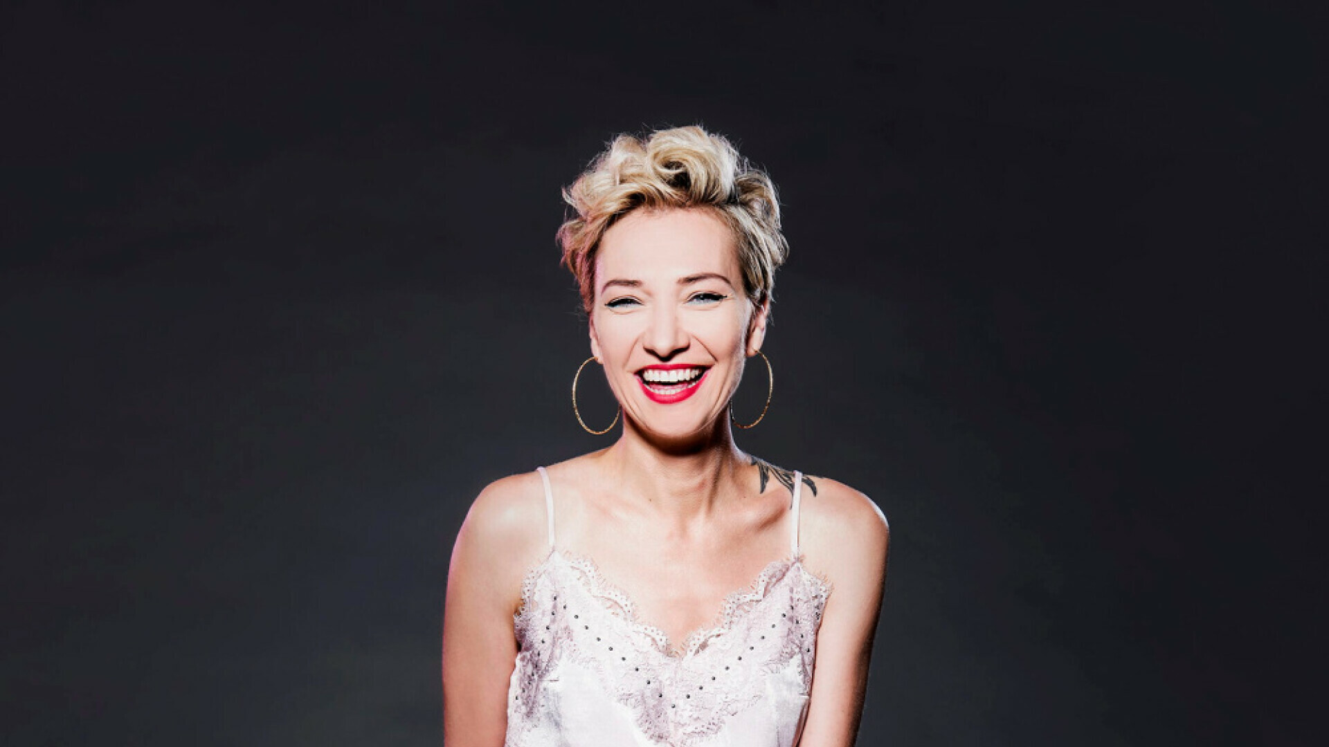 Domaća pjevačica fotografijom golih nogu ušutkala dežurne kritičare ...