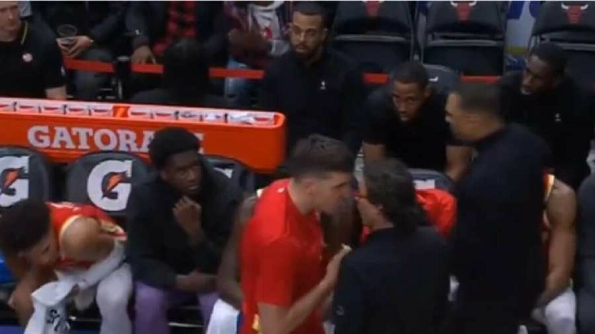 VIDEO Trenutak ludila srpske NBA zvijezde: Ustao i nasrnuo na trenera