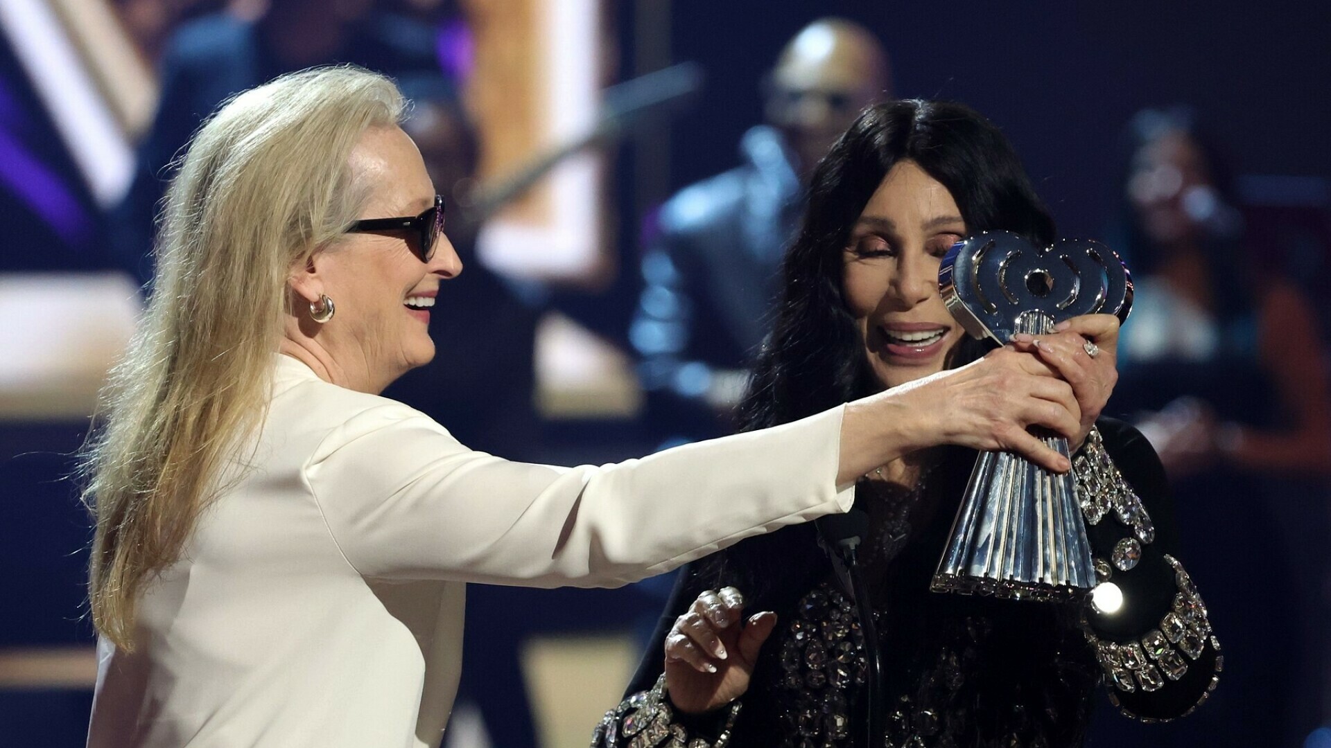 Obožava ih! Cher preuzela nagradu za glazbenu ikonu u 40 godina starim hlačama