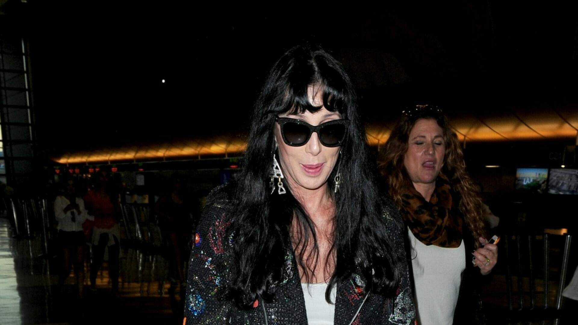 Obožava ih! Cher preuzela nagradu za glazbenu ikonu u 40 godina starim hlačama