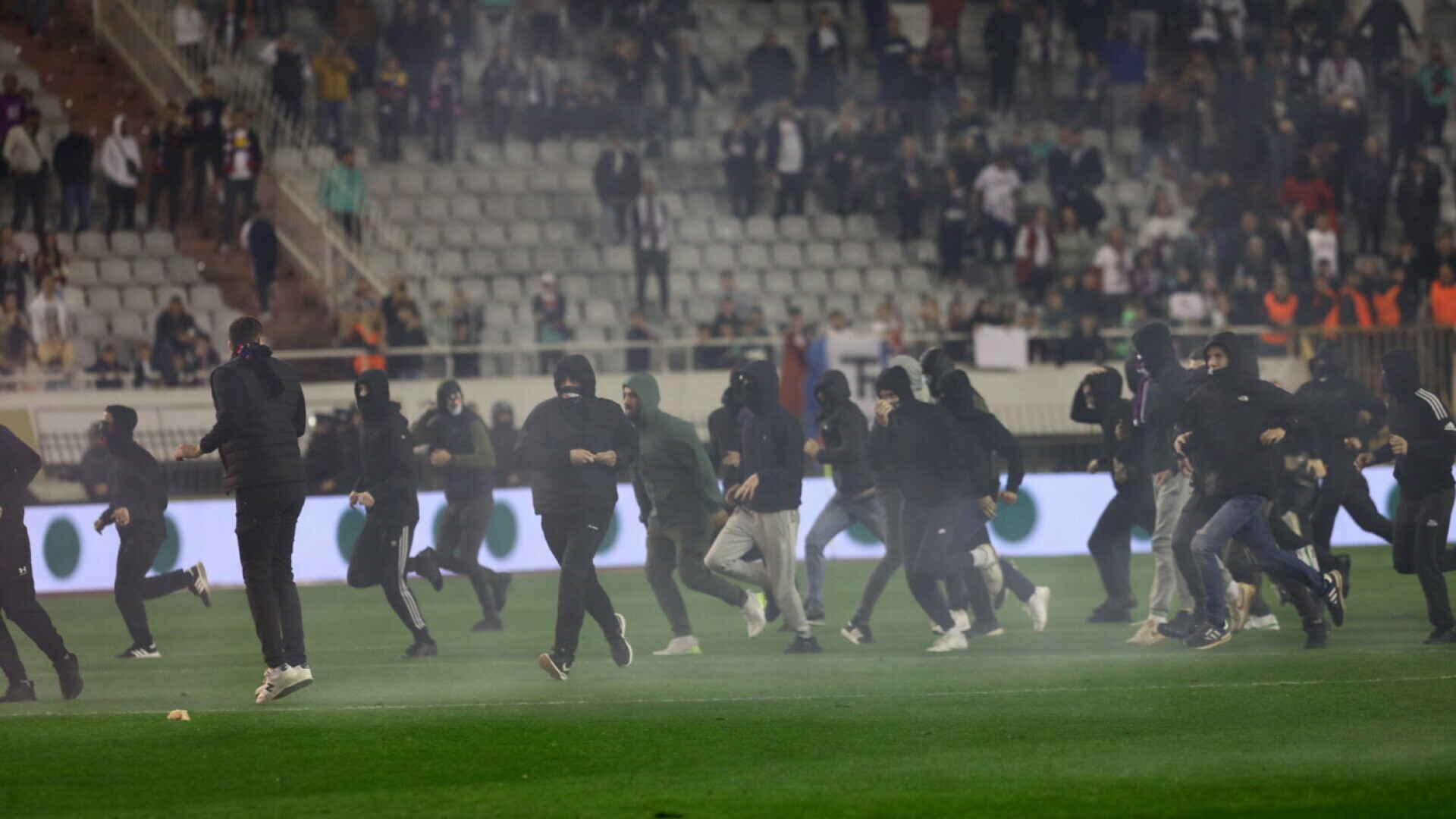 FOTO Navijački neredi u Splitu: Privedena 51 osoba, tri policajca ...