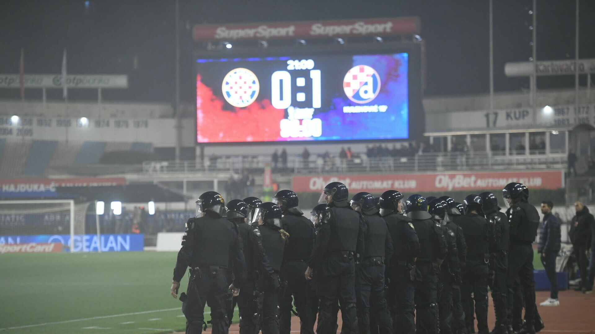 FOTO Navijački neredi u Splitu: Privedena 51 osoba, tri policajca ...