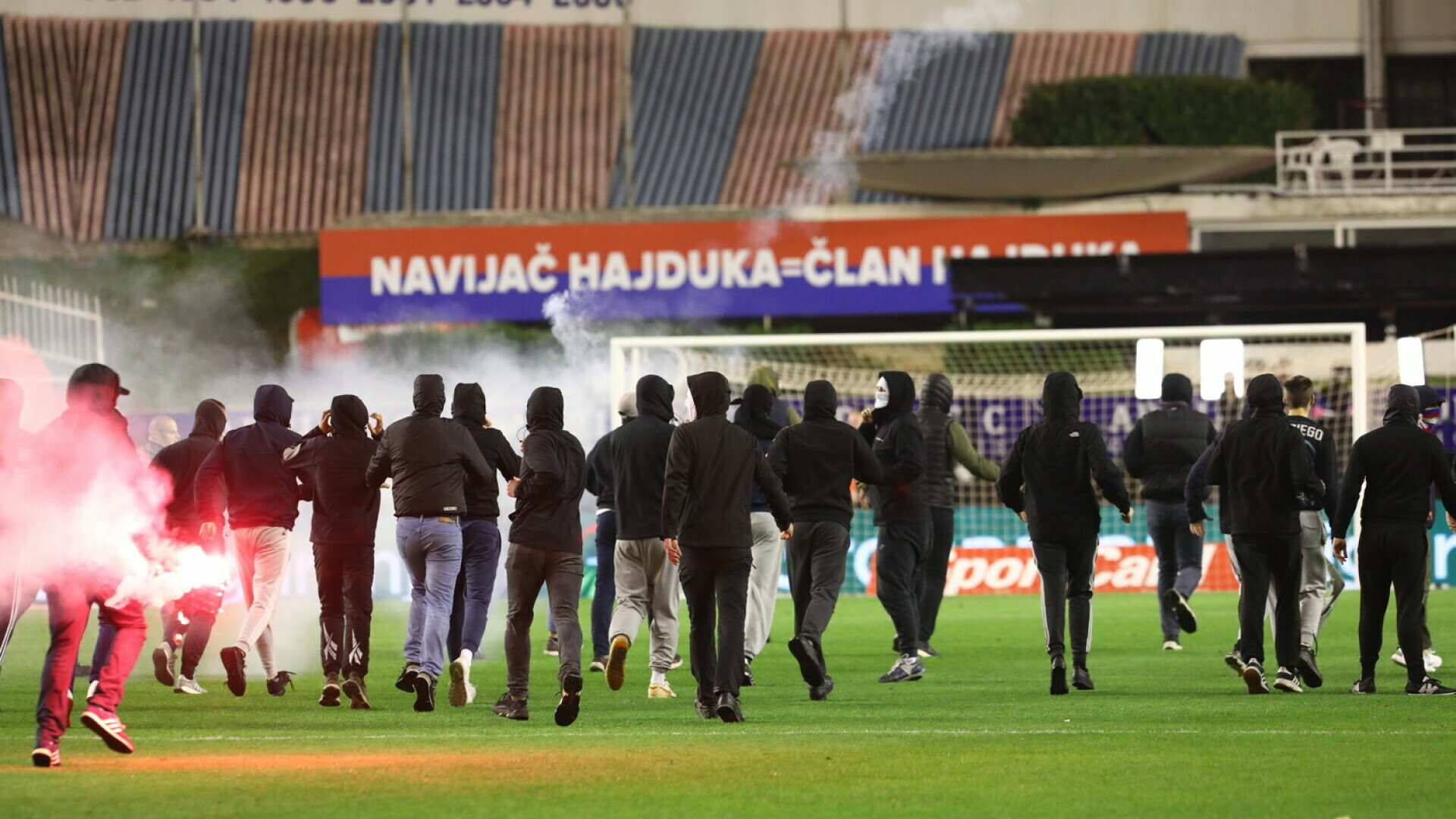 FOTO Navijački neredi u Splitu: Privedena 51 osoba, tri policajca ...