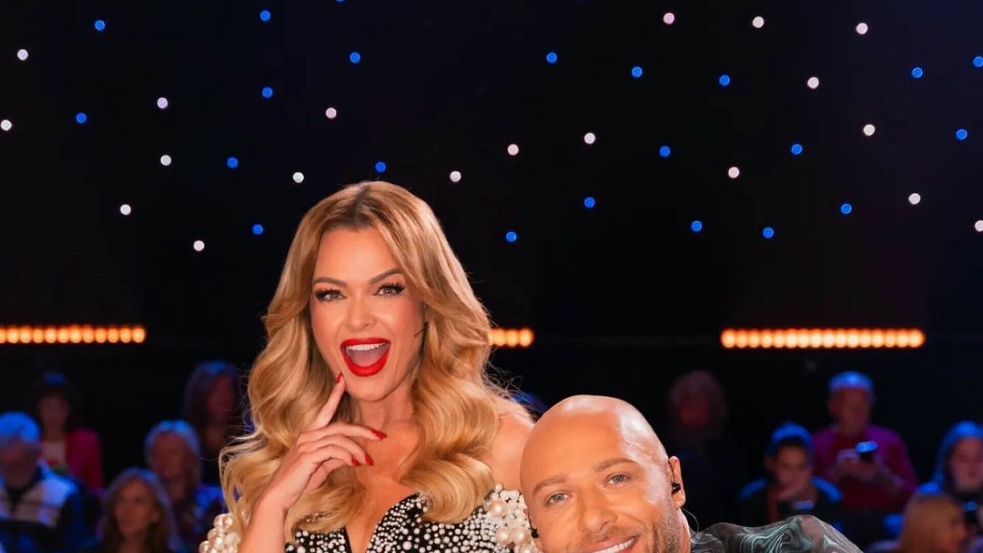 Minea optočena biserima najavila novu epizodu našeg showa, zanosne noge ...