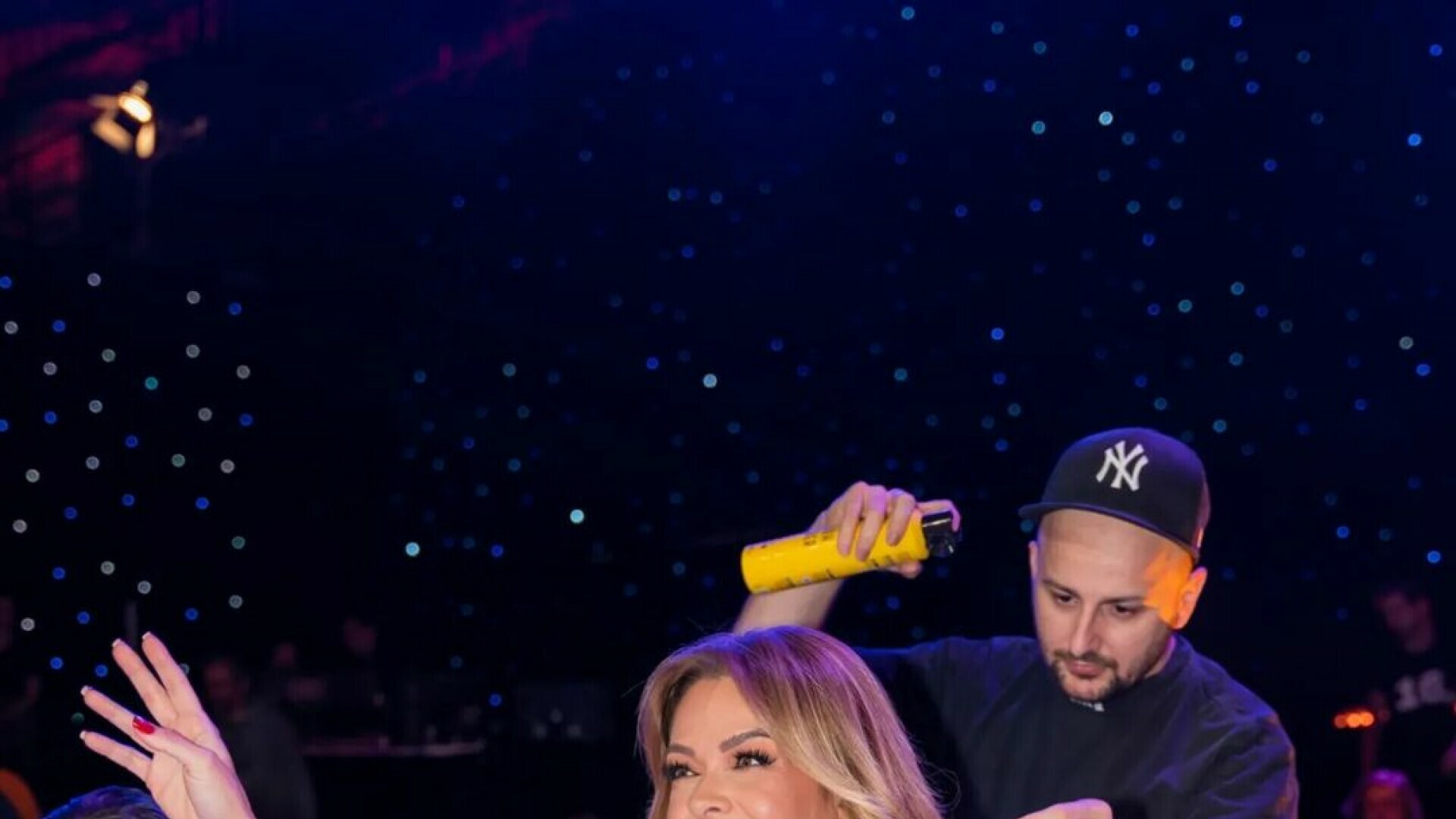 Minea optočena biserima najavila novu epizodu našeg showa, zanosne noge ...