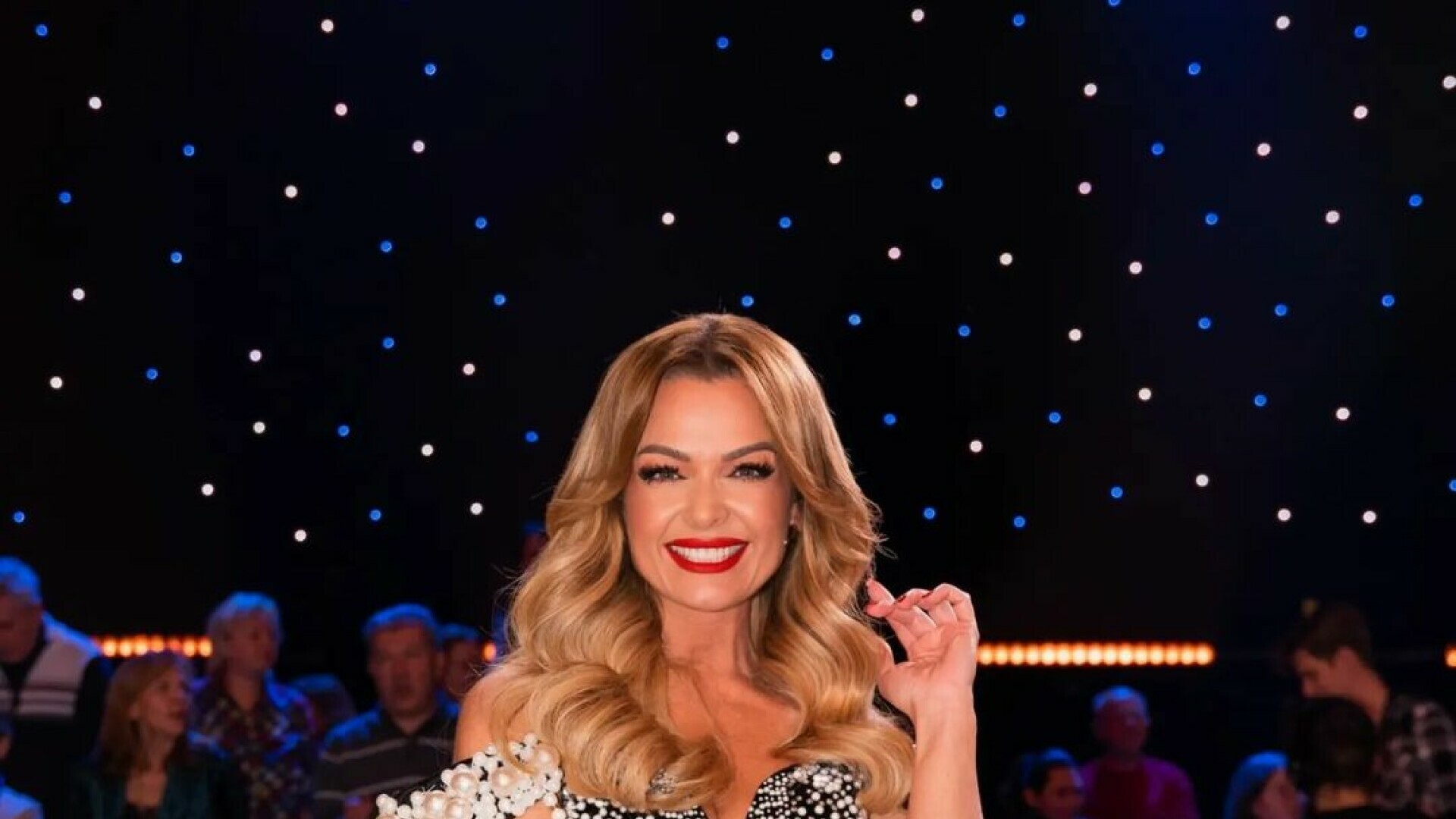 Minea optočena biserima najavila novu epizodu našeg showa, zanosne noge ...