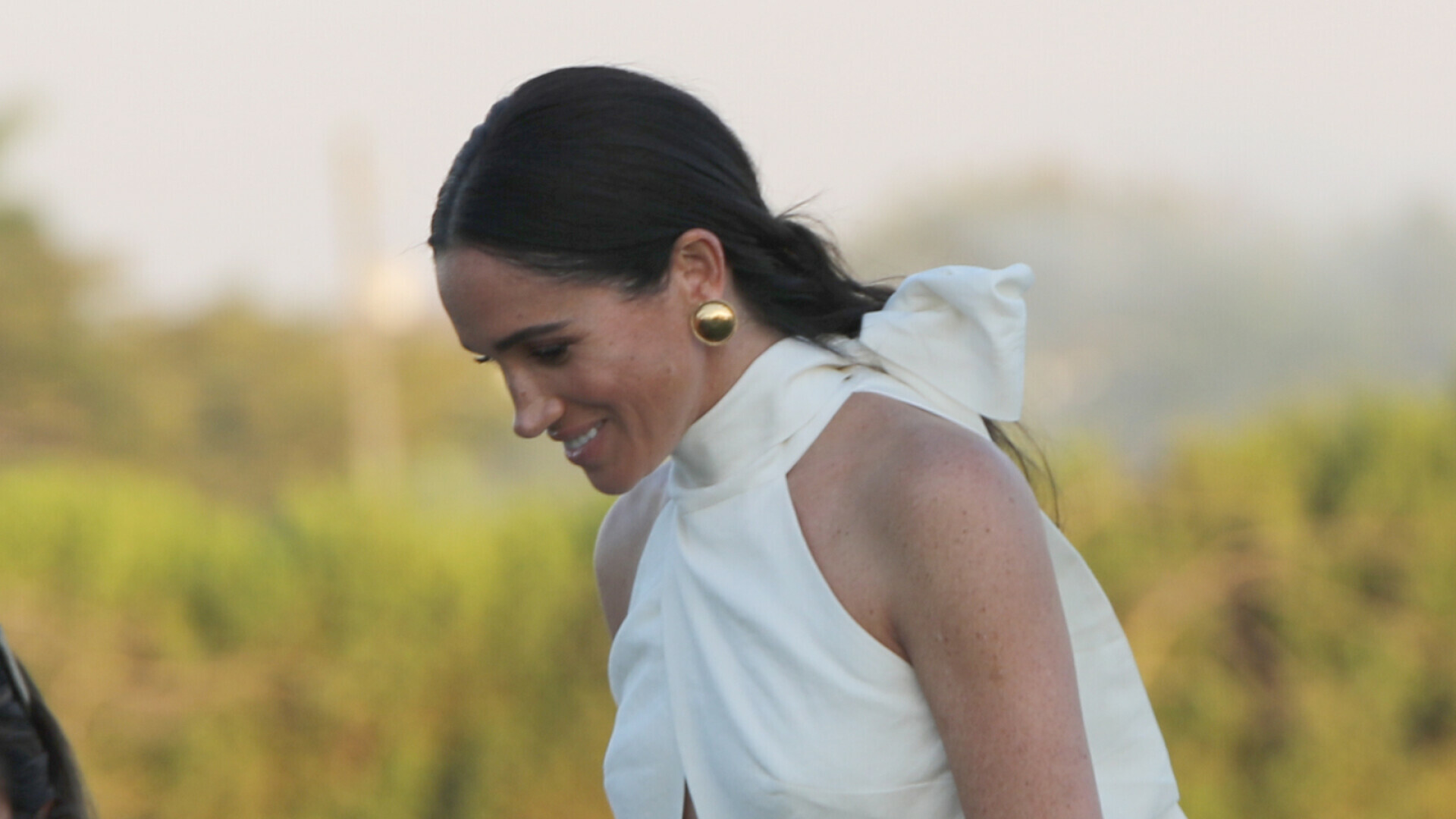 Meghan Markle: Savršena bijela haljina i najženstvenije štikle za ...