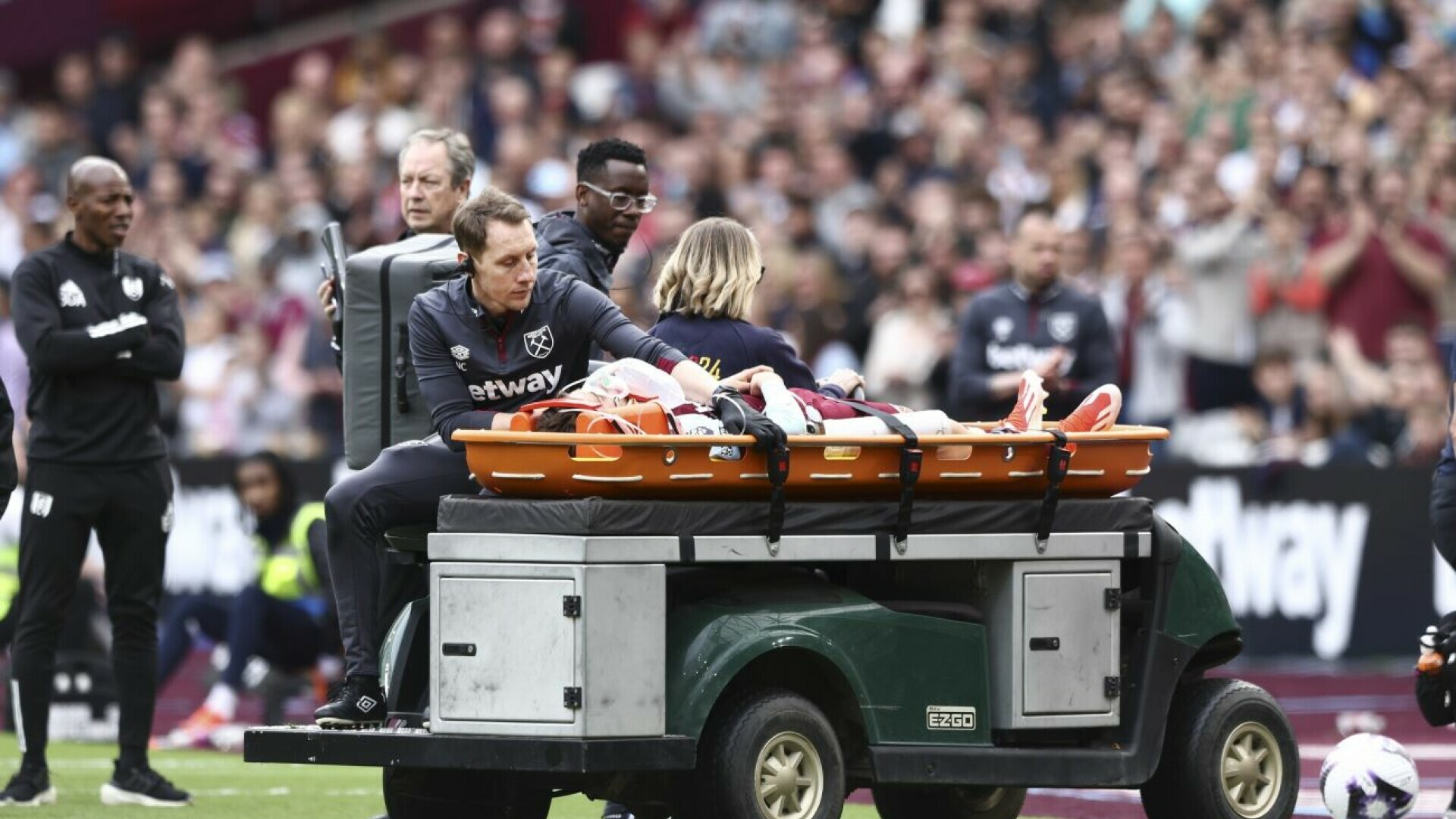 VIDEO Tinejdžer debitirao za West Ham pa završio u bolnici: Izdržao je ...