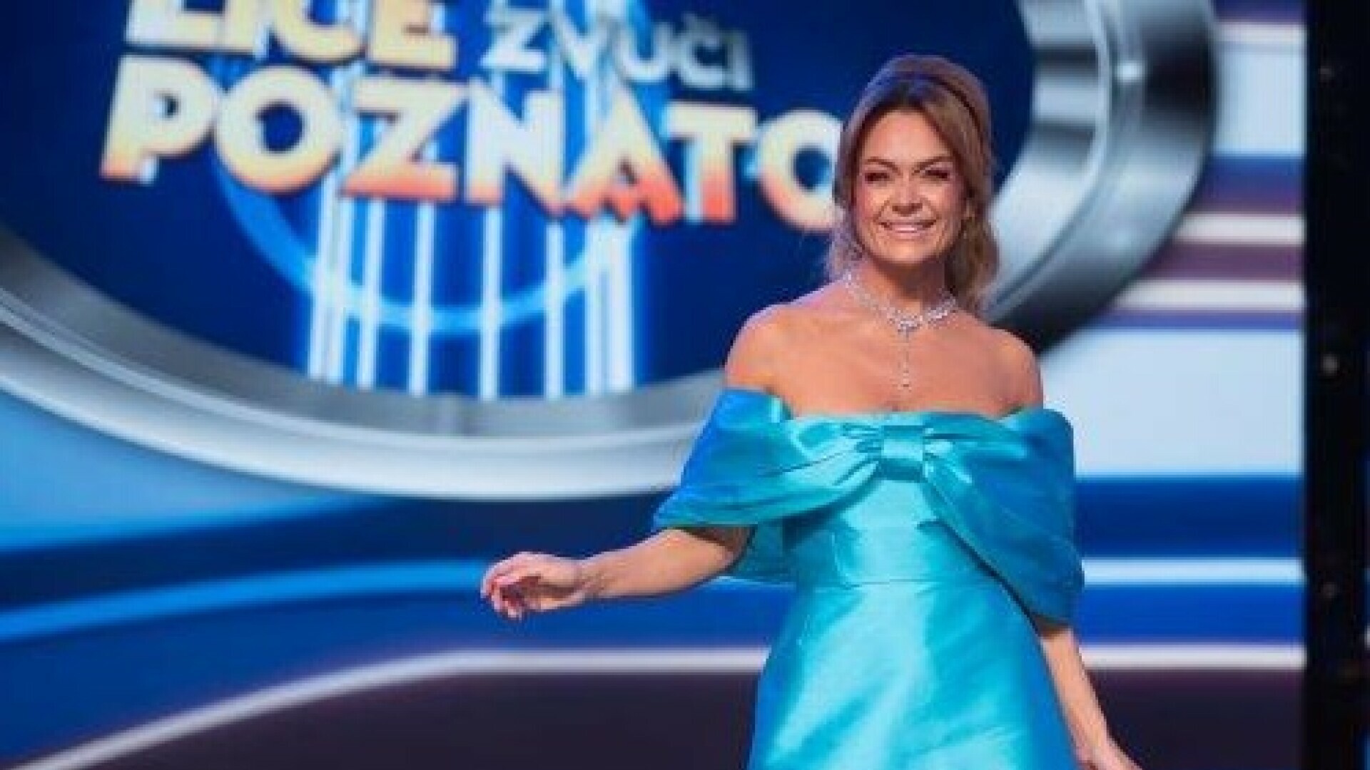 Je li Minea upravo išetala iz neke bajke? U haljinici s velikom mašnom ...