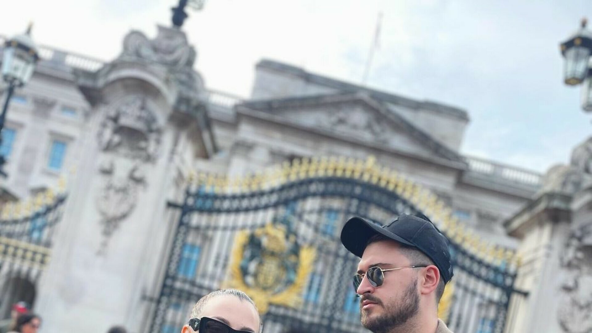 Pjevača iz našeg hit-showa i njegovu suprugu spojila je ljubav prema vjeri, ona se skriva se od ...