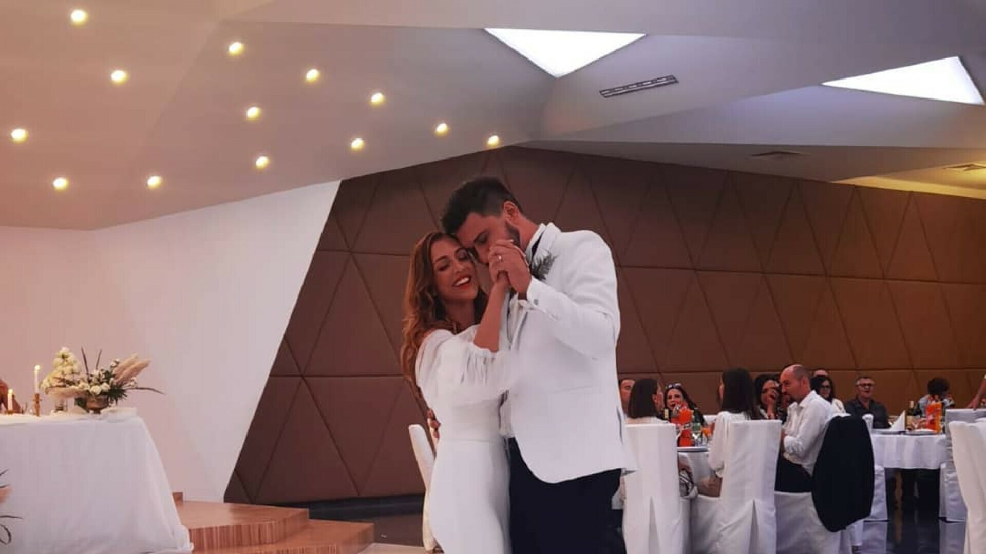 Pjevača iz našeg hit-showa i njegovu suprugu spojila je ljubav prema vjeri, ona se skriva se od ...