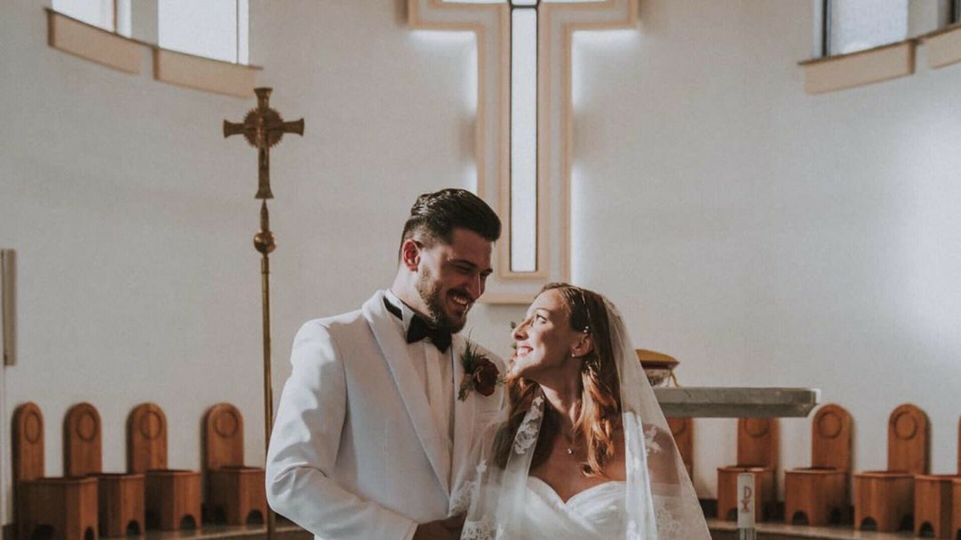 Pjevača iz našeg hit-showa i njegovu suprugu spojila je ljubav prema vjeri, ona se skriva se od ...