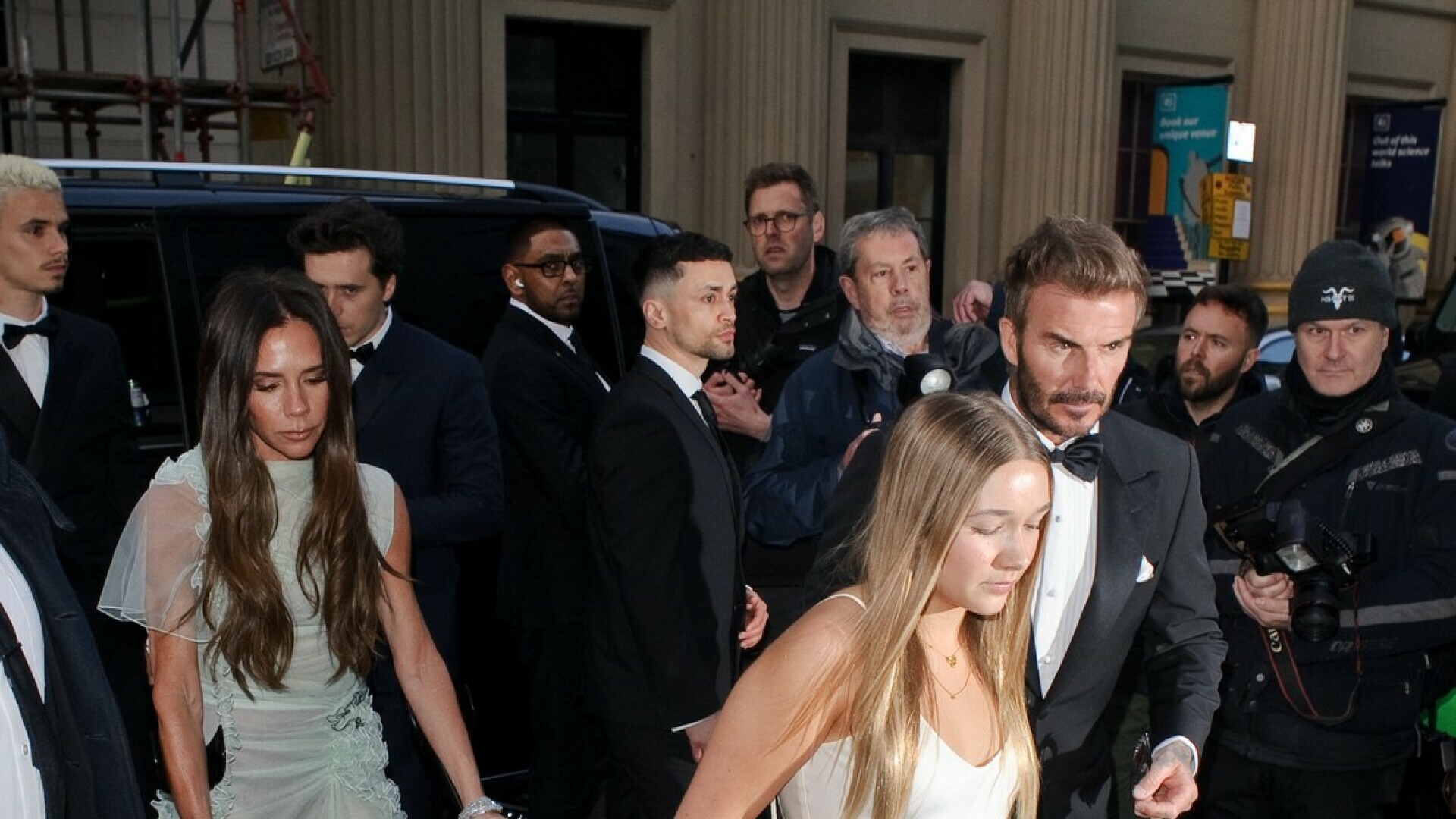 Beckham iznio Victoriju na leđima s proslave njezinog 50. rođendana ...